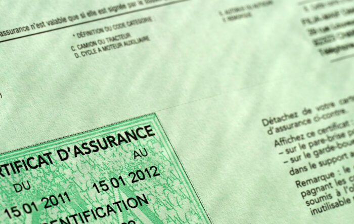 Assurance auto : quand dois-je retirer la vignette de mon pare-brise