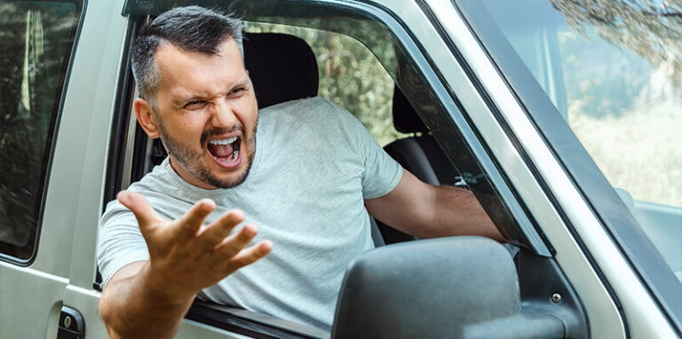 Le top 10 des insultes préférées des Français au volant en 2025