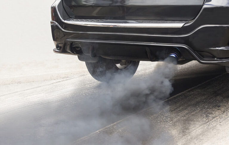 De la fumée noire s’échappe du pot d’échappement de ma voiture, que faire
